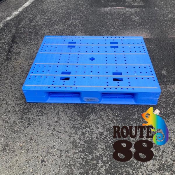 ご覧いただき、誠にありがとうございます。【商品状態】中古【寸法】1100×900×140h【耐荷重】約１ｔ程度【カラー】色は指定不可となります。ご了承ください。【仕様】片面四方差し ●工場や企業での製品保管用として、または、製品流通として使...