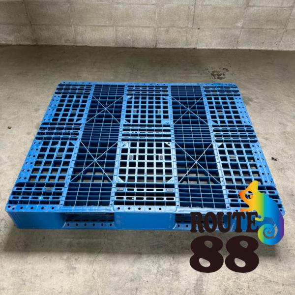 【商品状態】中古【寸法】1300×1100×150h【重量】20kg【耐荷重】約１ｔ程度【カラー】ブルー個人様のご購入の場合、支店止めになる場合がございます。必ず法人名、屋号（○○農場・○○水産など）を記載ください。●工場や企業での製品保管...
