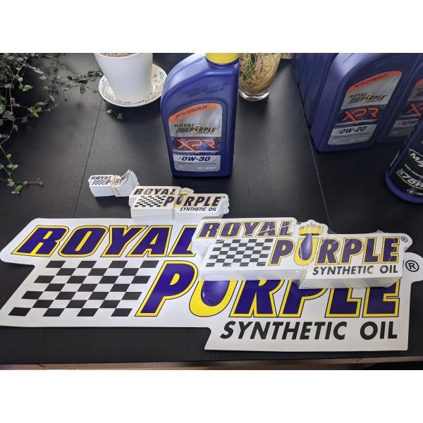 ロイヤルパープルオリジナルステッカー（アメリカオフィシャル製です）この商品は　横約91.44センチ　縦約30センチ　ベースホワイトのロゴステッカーになりますサイズが小さい方から　3インチ（7.6センチ）、6インチ（15.2センチ）、12イン...