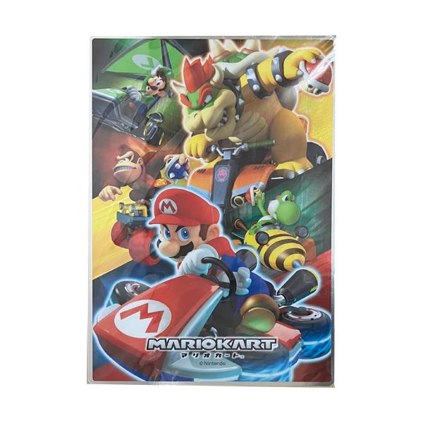 表面にはマリオやクッパ、ヨッシーたちがレースを繰り広げる迫力満点のアートを採用。デスクに向かうのが楽しみになるデザインです。裏面はシックなモノクロデザインになっており、表裏で異なる雰囲気を楽しめます。