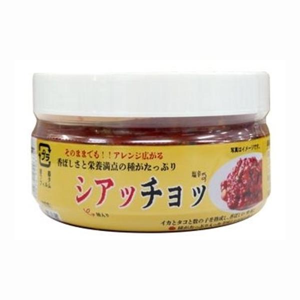 イカ、タコ、数の子を贅沢に熟成させた、旨味の相乗効果が止まらない絶品塩辛です。ひまわりの種やカボチャの種など「シアッ（種）」がたっぷり。香ばしさと独特の歯ごたえがクセになります。そのまま白米に乗せるのはもちろん、おにぎりの具、冷奴のトッピン...