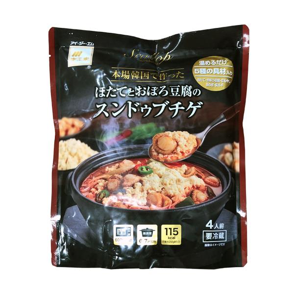 江陵（カンヌン）名物のおぼろ豆腐を使用したスンドゥブチゲ■原材料名:豆腐、たまねぎ、もやし、ほたて、スンドゥブチゲベース（植物油脂、食塩、魚介エキス、その他）、ねぎ、香辛料、唐辛子エキス、牛エキス、おろしにんにく、ねぎエキス、鶏骨エキス、ご...