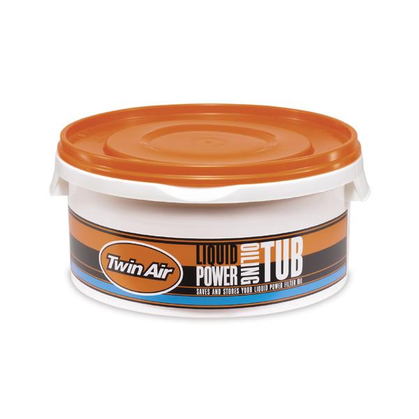 フィルターオイルを塗布する際の専用容器。タブの中にリキッドパワーやバイオリキッドパワーを入れて、エアフィルターを浸して塗布する。タブのふたは密閉性が高く、オイルが揮発しにくい。