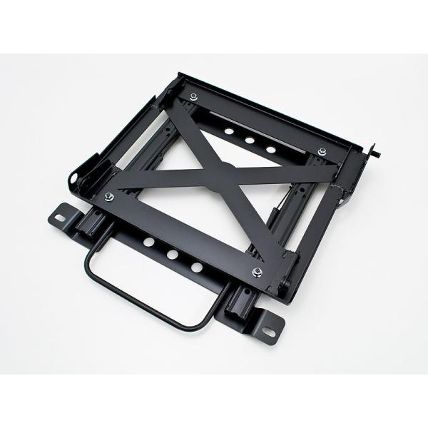 低重心化でスタビリティアップ！ ノーマルのシートポジションが高い訳ではありませんが、ローポジション化する事で安定したスポーティなドライビングを実現。スイフトスポーツ純正シート専用のローポジションシートレールです。適合車種：スズキ　スイフトス...