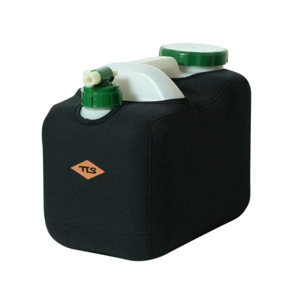 12Lポリタンク対応サイズサーフィンや海水浴などウォータースポーツやアウトドアや防災用途にも最適です保温力抜群のポリタンク専用カバー◇サイズ：12Lポリタンク◇カラー：BLACK◇定価￥3,400（税込￥3,740）※ポリタンクは付属致しません