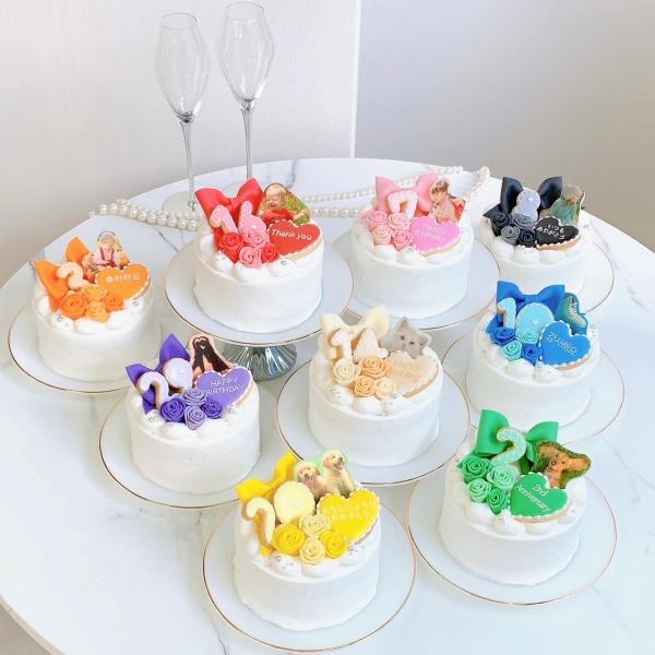 ■セミオーダー写真ケーキ 5号お好きなお写真・色・数字・メッセージでお作りするセミオーダーケーキです。お写真はプリントチョコ、数字とメッセージプレートはアイシングクッキーとなっております。その他にも、リボンやバラのチョコが装飾されています。...