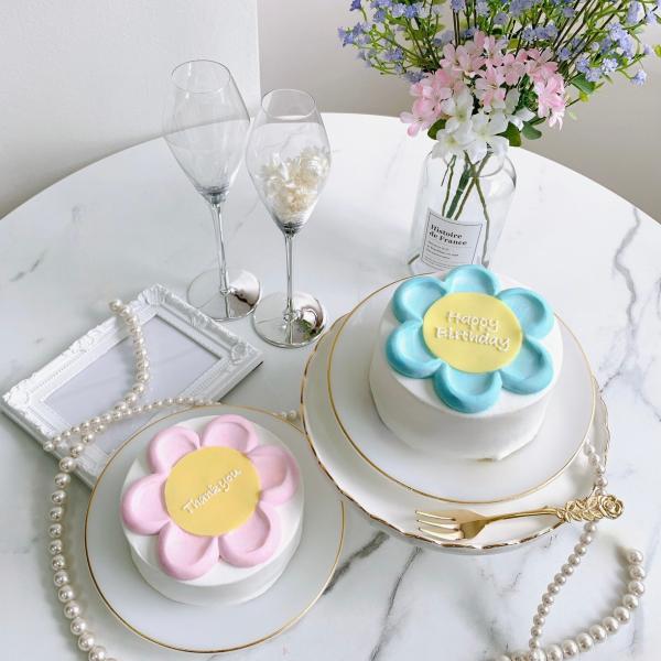 ■ぷくぷくふらわーケーキ 4号ぷくっとしたお花をデザインしたケーキです。真ん中の丸いプラチョコには、20文字以内（漢字不可）でメッセージをお入れできます。中には甘酸っぱいいちごジャムがサンドしてあります。※商品写真はできる限り実物の色に近づ...