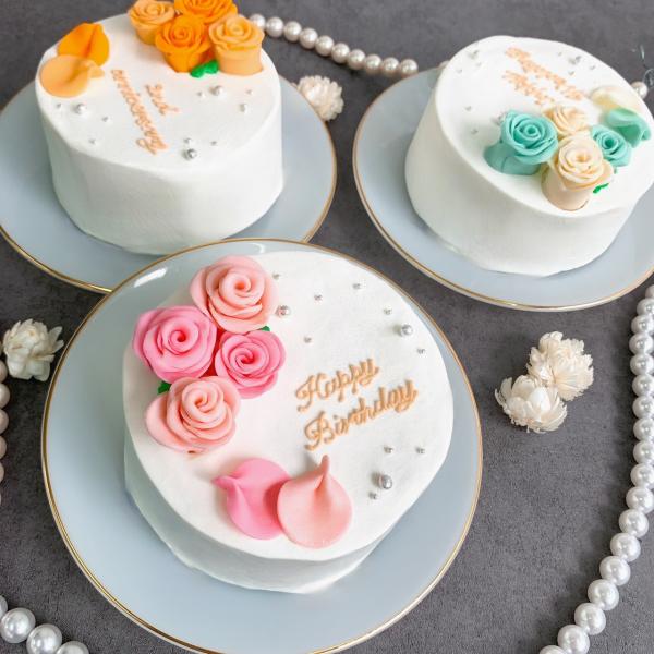 ■2色の薔薇ケーキ 6号全18色の中からお好きな2色で薔薇の花をお作りいたします。花びらやアラザンを散りばめた豪華で上品なケーキとなっております。是非、自分だけのオリジナルな組み合わせを見つけてください...♪お好きなメッセージを20文字以...