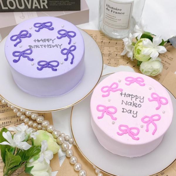 ■リボンづくしセンイルケーキ 5号リボンがたっぷり描かれたかわいいデザインのケーキです♪記念日や推し活におすすめな商品となっております♪お好きなメッセージを20文字以内（漢字不可）でお入れいたします。中には甘酸っぱいいちごジャムがサンドして...