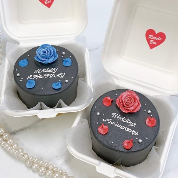 □［黒土台］大きなパールローズランチボックスケーキ大きな薔薇が特徴のゴージャスなデザインのケーキです♪ランチボックスに入れてお届けいたします。薔薇の色は、9色の中からお選びいただけます！ケーキには、20文字以内でお好きなメッセージをお入れで...