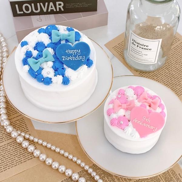 ■ハートチョコプレート付き リボントッピングケーキ 3号ハート型のチョコプレートにお好きなメッセージをお入れします♪リボンを飾ったかわいいセンイルケーキは、記念日などのお祝い事にぴったりです！お好きなメッセージを20文字以内（漢字不可）でお...