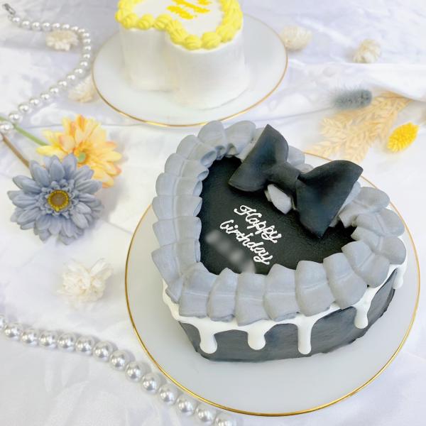 フリルリボンドリップケーキ 5号チョコでできたリボンにドリップ、クリームのフリルと豪華でかわいいデザイン♪記念日や推し活におすすめな商品となっております♪お好きなメッセージを20文字以内（漢字不可）でお入れいたします。中には甘酸っぱいいちご...