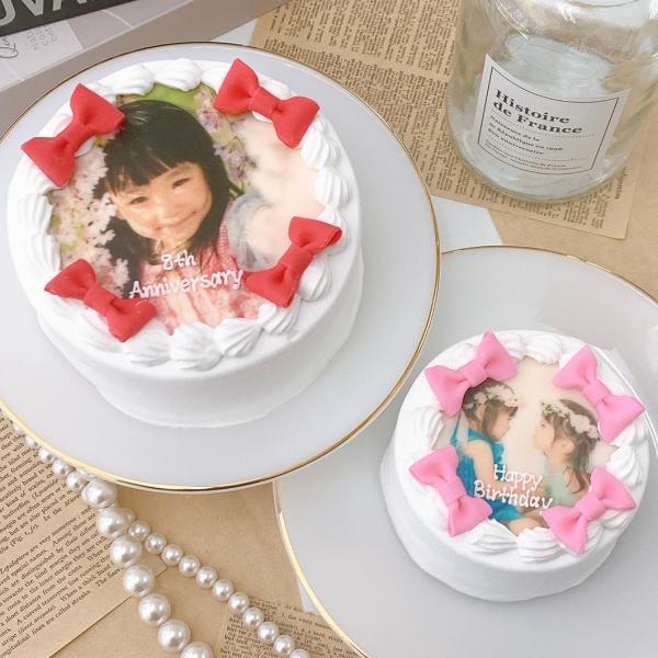 ■ミニリボントッピング付き 写真ケーキ  3号  9cmお好きなお写真をケーキにプリント♪お祝いやギフトにおすすめの可愛いプリントケーキです♪中には、甘酸っぱいいちごジャムがサンドしてあります。※商品写真はできる限り実物の色に近づけるよう徹...