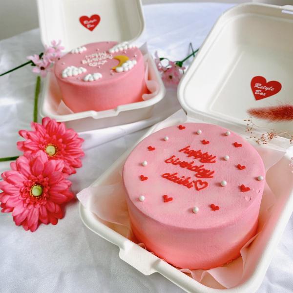 ??プチハートランチボックスケーキ小さなハートとパールが散りばめられたセンイルケーキです。かわいいランチボックスに入れてお届けします。お祝いや記念日、推し活などにおすすめの商品です...♪※梱包には万全を期しておりますが、稀に配送中の揺れや...