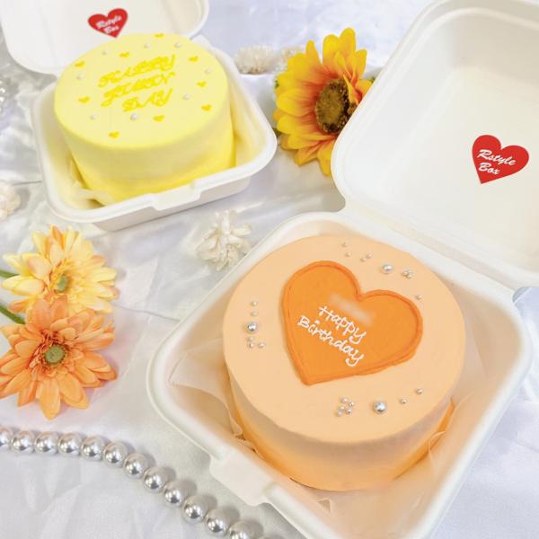 ■BIGハートランチボックスケーキ大きいハートがデザインされたセンイルケーキです。かわいいランチボックスに入れてお届けします。お祝いや記念日、推し活などにおすすめの商品です...♪※梱包には万全を期しておりますが、稀に配送中の揺れや事故によ...