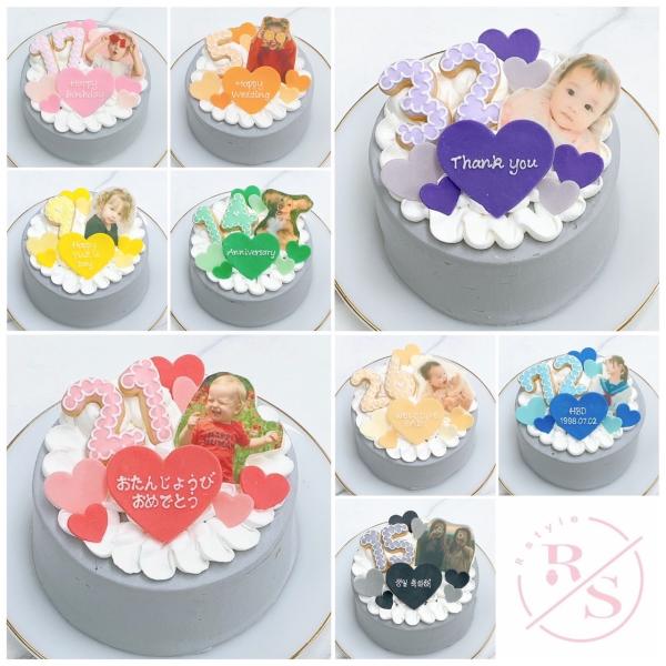 ■ハートトッピング写真ケーキ（グレーベース）  5号  15cmグレーの土台に、カラフルなチョコやクッキーを装飾♪記念日や推し活などにおすすめのケーキとなっております♪お好きなメッセージを20文字以内（漢字不可）でお入れいたします。ケーキに...