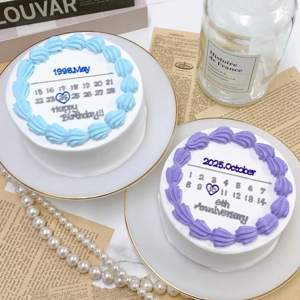 ■手書きカレンダーセンイルケーキ［白土台］ 5号  15cmお好きな日付とメッセージでお作りします♪ご記入いただいた日付にハートの印をお付けします♪ケーキの中には甘酸っぱいいちごジャムがサンドしてあります。※商品写真はできる限り実物の色に近...