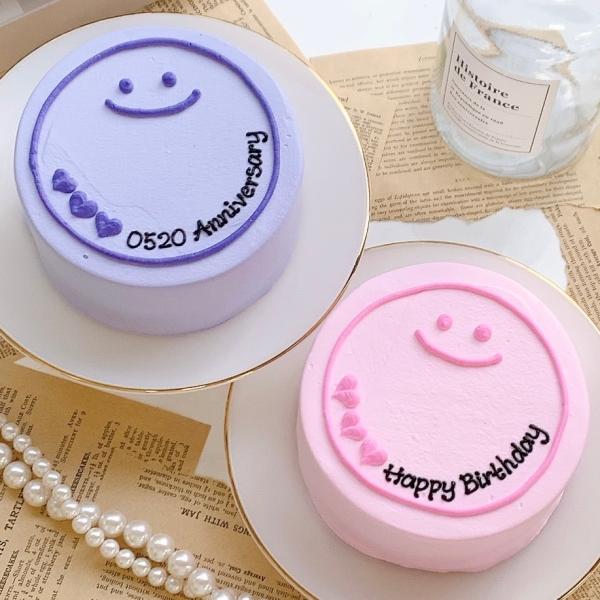 ■にこちゃんマークのセンイルケーキ 4号お好きな色とメッセージでお作りします♪誕生日や記念日などのお祝いにおすすめのかわいいケーキです♪お好きなメッセージを15文字以内（漢字不可）でお入れいたします。中には甘酸っぱいいちごジャムがサンドして...