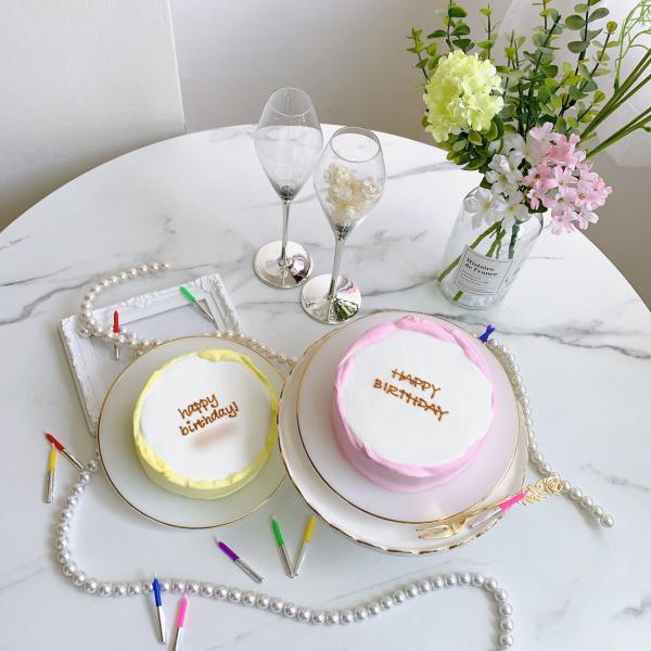 ■6本ろうそく付きデザインセンイルケーキ 3号お好きな色とメッセージでお作りします♪誕生日や記念日などのお祝いにおすすめのかわいいケーキです♪お好きなメッセージを15文字以内（漢字不可）でお入れいたします。中には甘酸っぱいいちごジャムがサン...