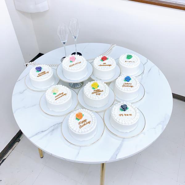 ■ワンポイントローズセンイルケーキ 4号シンプルな白いケーキの上に、ゴージャスなバラのチョコを飾ったセンイルケーキです。20文字以内（漢字不可）でメッセージをお入れできます。中には甘酸っぱいいちごジャムがサンドしてあります。※商品写真はでき...