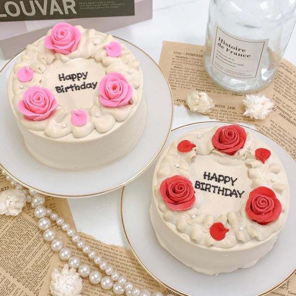 ■［ベージュ土台］お洒落なローズセンイルケーキ 4号お洒落なベージュカラーのセンイルケーキです♪誕生日や記念日などのお祝いにおすすめです♪お好きなメッセージを20文字以内（漢字不可）でお入れいたします。中には甘酸っぱいいちごジャムがサンドし...
