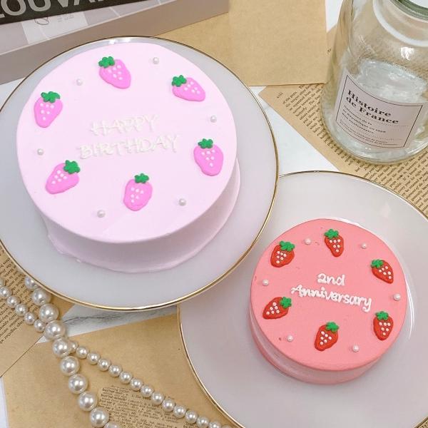 ■いちごデザインセンイルケーキ 6号お好きな色とメッセージでお作りします♪誕生日や記念日などのお祝いにおすすめのかわいいケーキです♪お好きなメッセージを20文字以内（漢字不可）でお入れいたします。中には甘酸っぱいいちごジャムがサンドしてあり...