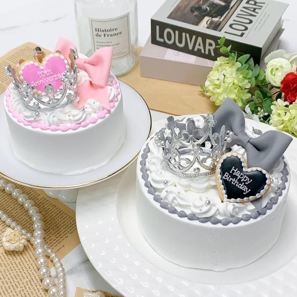 ■パステルリボン付きティアラケーキ　4号ティアラを飾りつけた豪華でかわいいケーキです♪お誕生日や推し活など、様々な場面を彩ります♪ご希望のメッセージを20文字以内（漢字不可）でお入れできます。※ケーキの中には、甘酸っぱいいちごジャムがサンド...