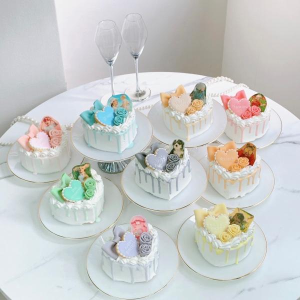 ■ハート型ドリップセミオーダーケーキ 4号お好きなお写真・色・メッセージでお作りするセミオーダーケーキです。お写真はプリントチョコ、メッセージプレートはアイシングクッキーとなっております。その他にも、リボンやバラのチョコが装飾されています。...