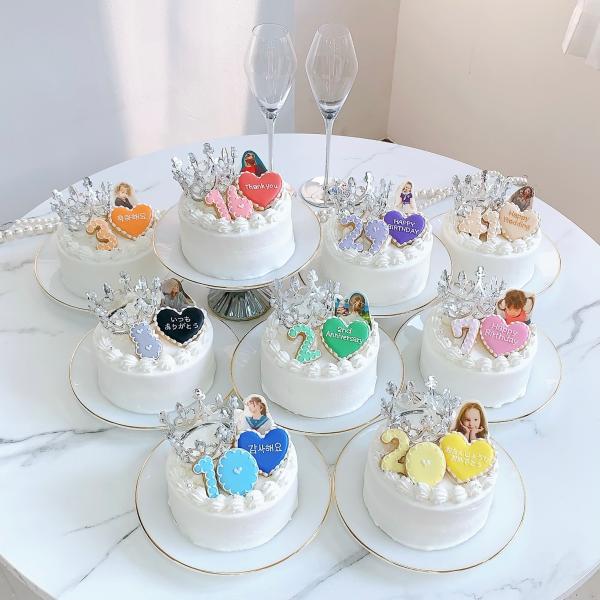 ■ティアラ付き セミオーダー写真ケーキ 4号お好きなお写真・色・数字・メッセージでお作りするセミオーダーケーキにティアラをのせた、お祝いの場にぴったりな豪華で上品な商品となっております♪お写真はプリントチョコ、数字とメッセージプレートはアイ...