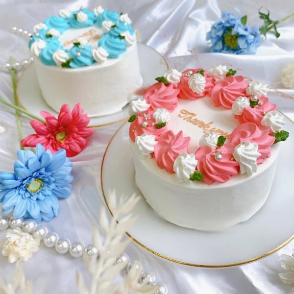 ■ホワイトローズセンイルケーキ 5号特別な日にぴったりな華やかなセンイルケーキです。お好きな色とメッセージでお作りします。メッセージは20文字以内（漢字不可）でお入れできます。中には甘酸っぱいいちごジャムがサンドしてあります。※商品写真はで...