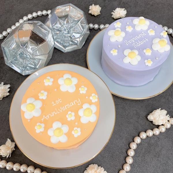 ■花づくしセンイルケーキ 5号大きなお花と小さなお花のクリームで彩られたケーキです。お好きな色とメッセージでお作りします。メッセージは20文字以内（漢字不可）でお入れできます。中には甘酸っぱいいちごジャムがサンドしてあります。※商品写真はで...