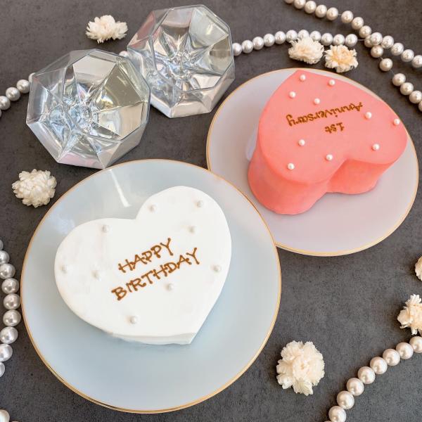 ■スプリンクルハートセンイルケーキ 4号パールが散りばめられたハート型のシンプルなケーキです。お好きな色とメッセージでお作りします。メッセージは20文字以内（漢字不可）でお入れできます。中には甘酸っぱいいちごジャムがサンドしてあります。※商...