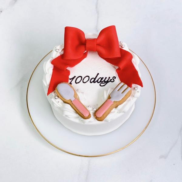 ■＼100日祝い♪〓?／ お食い初めケーキ　4号お子様の生後100日をお祝いするケーキです♪大きなリボンとアイシングクッキーで彩られたかわいいデザイン♪大切な記念日に是非お試しください..！ケーキの中には、甘酸っぱいいちごジャムがサンドされ...