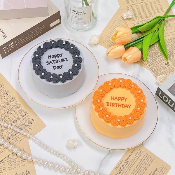 ■ロゼットセンイルケーキ 4号ロゼットをイメージしたセンイルケーキです。散りばめられたパールで上品な仕上がりに...♪ご希望のメッセージを20文字（漢字不可）でお入れいたします。ケーキの中には、甘酸っぱいいちごジャムがサンドしてあります。※...