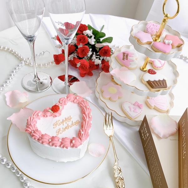 ■ワンポイントローズハート型センイルケーキ 4号ハート型のセンイルケーキです。ご希望のメッセージを20文字（漢字不可）でお入れいたします。ケーキの中には、甘酸っぱいいちごジャムがサンドしてあります。※商品写真はできる限り実物の色に近づけるよ...