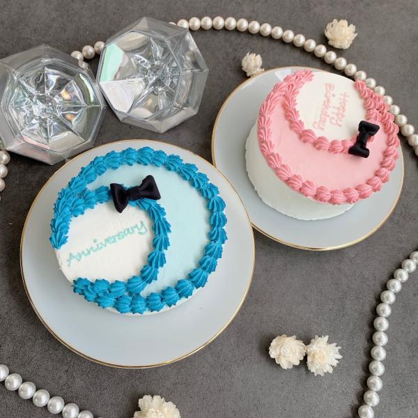■ムーン黒リボンセンイルケーキ 5号月をモチーフにしたセンイルケーキです。チョコで作られた黒いリボンがポイントになっています♪ご希望のメッセージを20文字（漢字不可）でお入れいたします。ケーキの中には、甘酸っぱいいちごジャムがサンドしてあり...