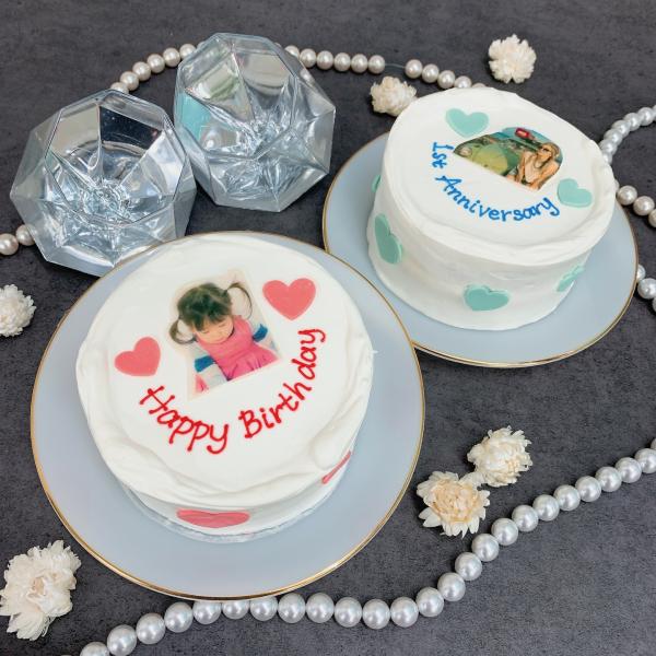 ■センタープリントデザインケーキ 5号ケーキの真ん中にお好きなお写真のプリントチョコをトッピングし、周りをハートのチョコで彩ったシンプルな写真ケーキです。ご希望のメッセージを15文字以内（漢字不可）でお入れいたします。中には、甘酸っぱいいち...