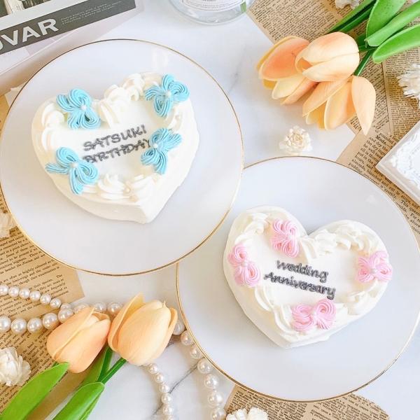 ■ハート型ホイップリボンセンイルケーキ（ホワイト） 4号リボンのデザインが可愛いハート型のセンイルケーキです。大切な誕生日や記念日などにおすすめしたい商品となっております♪ご希望のメッセージを20文字（漢字不可）でお入れいたします。ケーキの...