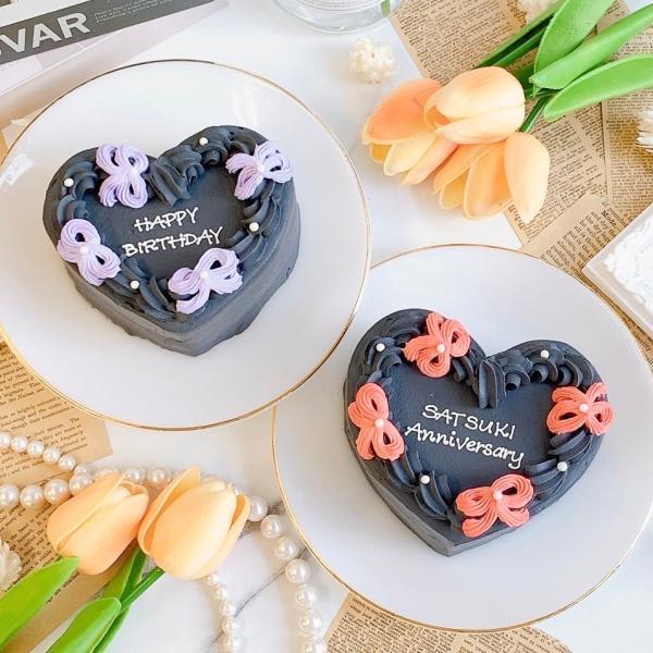 ■ハート型ホイップリボンセンイルケーキ（ブラック） 4号黒色の土台にリボンが映える、可愛いハート型のセンイルケーキです。大切な誕生日や記念日などにおすすめしたい商品となっております♪ご希望のメッセージを20文字（漢字不可）でお入れいたします...