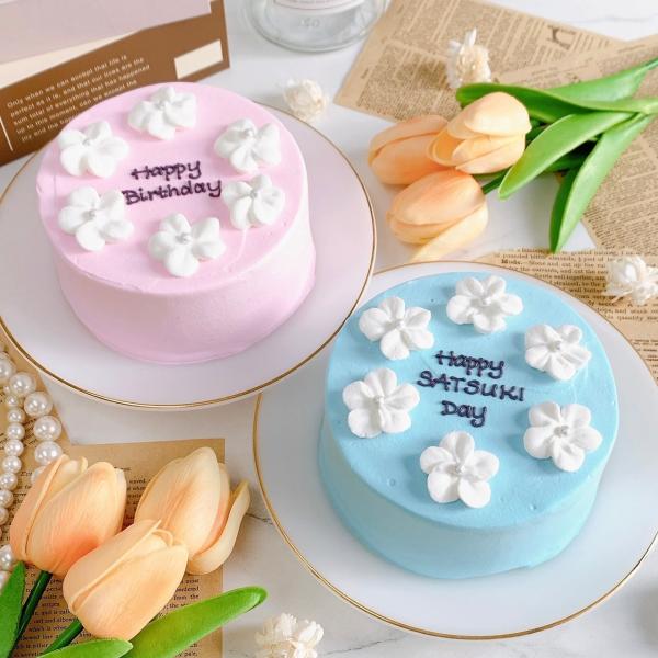 ■ホワイトフラワーセンイルケーキ 4号淡いパステルカラーの土台に、白いお花をデザインしました♪お好きなメッセージを20文字内（漢字不可）でお入れいたします。ケーキの中には、甘酸っぱいいちごジャムがサンドしてあります。※漢字のメッセージはお受...