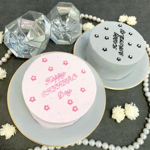 ■プチフラワーセンイルケーキ 3号小さいお花が散りばめられた可愛いケーキです。お好きな色とメッセージでお作りします。メッセージは15文字以内（漢字不可）でお入れできます。中には甘酸っぱいいちごジャムがサンドしてあります。※商品写真はできる限...