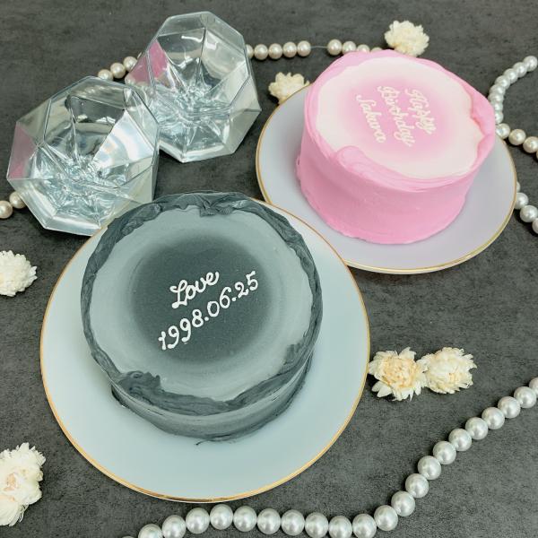 ■2色グラデセンイルケーキ 3号グラデーションデザインが可愛いシンプルなセンイルケーキです。お好きなメッセージを15文字以内（漢字不可）でお入れいたします。中には甘酸っぱいいちごジャムがサンドしてあります。※商品写真はできる限り実物の色に近...