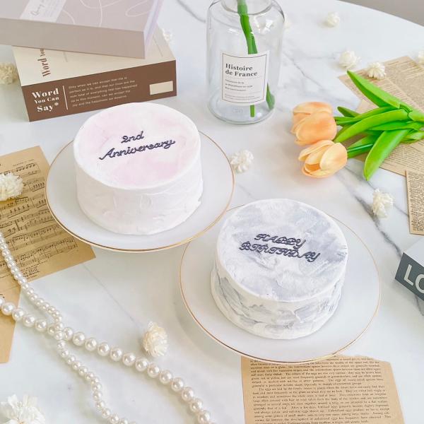 ■大理石風センイルケーキ 3号高級感のある大理石をイメージしたデザインのセンイルケーキです。お好きなメッセージを15文字以内（漢字不可）でお入れいたします。中には甘酸っぱいいちごジャムがサンドしてあります。※商品写真はできる限り実物の色に近...