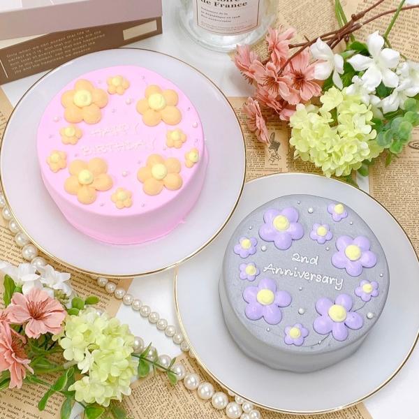 ■＼土台とお花の色が選べる！／花づくしセンイルケーキ 4号大きなお花と小さなお花のクリームで彩られたケーキです。ケーキの土台と、お花の色をお選びいただけます。メッセージは20文字以内（漢字不可）でお入れできます。中には甘酸っぱいいちごジャム...