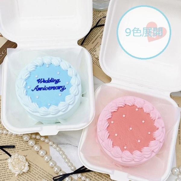 □まんなかカラーのランチボックスケーキお好きな色とメッセージでお作りします♪誕生日や記念日などのお祝いにおすすめのかわいいケーキです♪ご希望のメッセージを20文字以内（漢字不可）でお入れできます。※ケーキの中には、甘酸っぱいいちごジャムがサ...