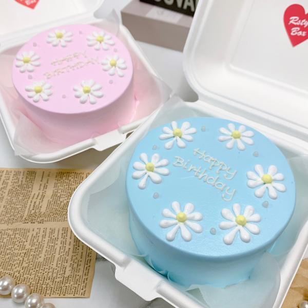□白いお花のランチボックスケーキお好きな色とメッセージでお作りします♪誕生日や記念日などのお祝いにおすすめのかわいいケーキです♪ご希望のメッセージを20文字以内（漢字不可）でお入れできます。※ケーキの中には、甘酸っぱいいちごジャムがサンドし...