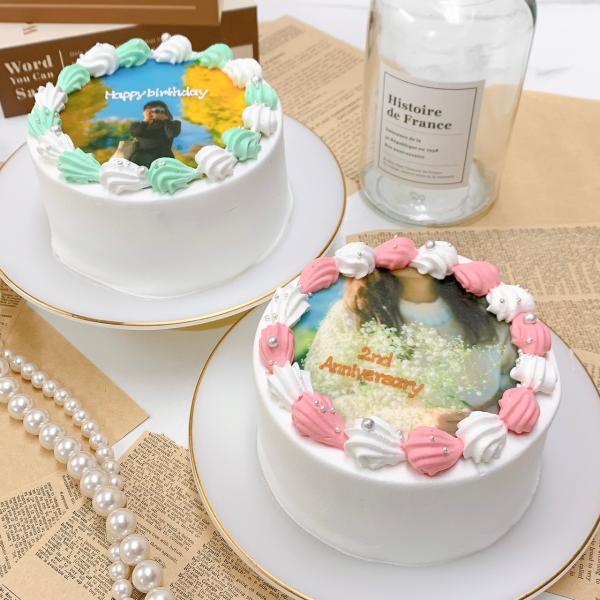■2色の絞りがかわいい写真ケーキ  4号  12cmお好きなお写真をケーキにプリントいたします。クリームの絞りは、ご希望の色と白色の交互になります。ご希望のメッセージを20文字以内（漢字不可）でお入れいたします。中には、甘酸っぱいいちごジャ...