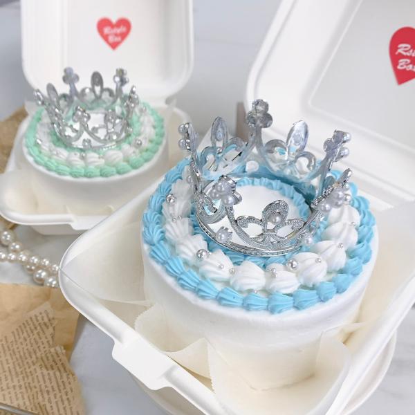□ティアラ付きランチボックスケーキティアラをのせたケーキでゴージャスにお祝いしませんか...♪ランチボックスに入れてお届けいたします。ケーキには、甘酸っぱいいちごジャムがサンドされています。※ティアラは別添えでお届けしますので、お客様ご自身...