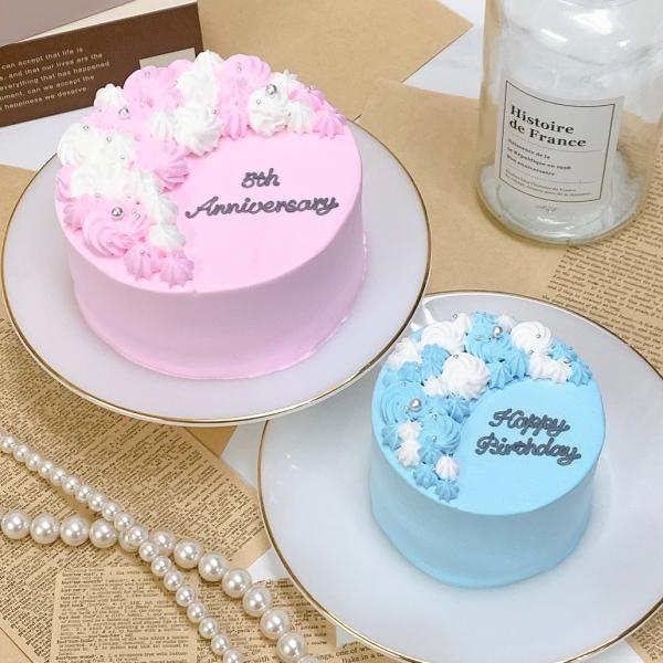 ■ソフトフラワーセンイルケーキ 4号2色のクリームがかわいいデザインです♪白色は固定となり、もう1色を9色の中からお選びいただけます♪お好きなメッセージを15文字内（漢字不可）でお入れいたします。ケーキの中には、甘酸っぱいいちごジャムがサン...