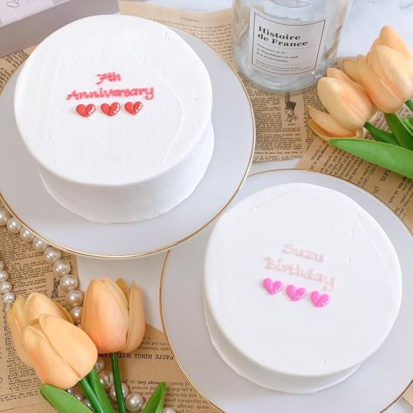 ■シンプル3連ハートセンイルケーキ 4号シンプルなケーキをお求めの方にぴったり♪記念日や推し活におすすめな商品となっております♪お好きなメッセージを20文字以内（漢字不可）でお入れいたします。中には甘酸っぱいいちごジャムがサンドしてあります...